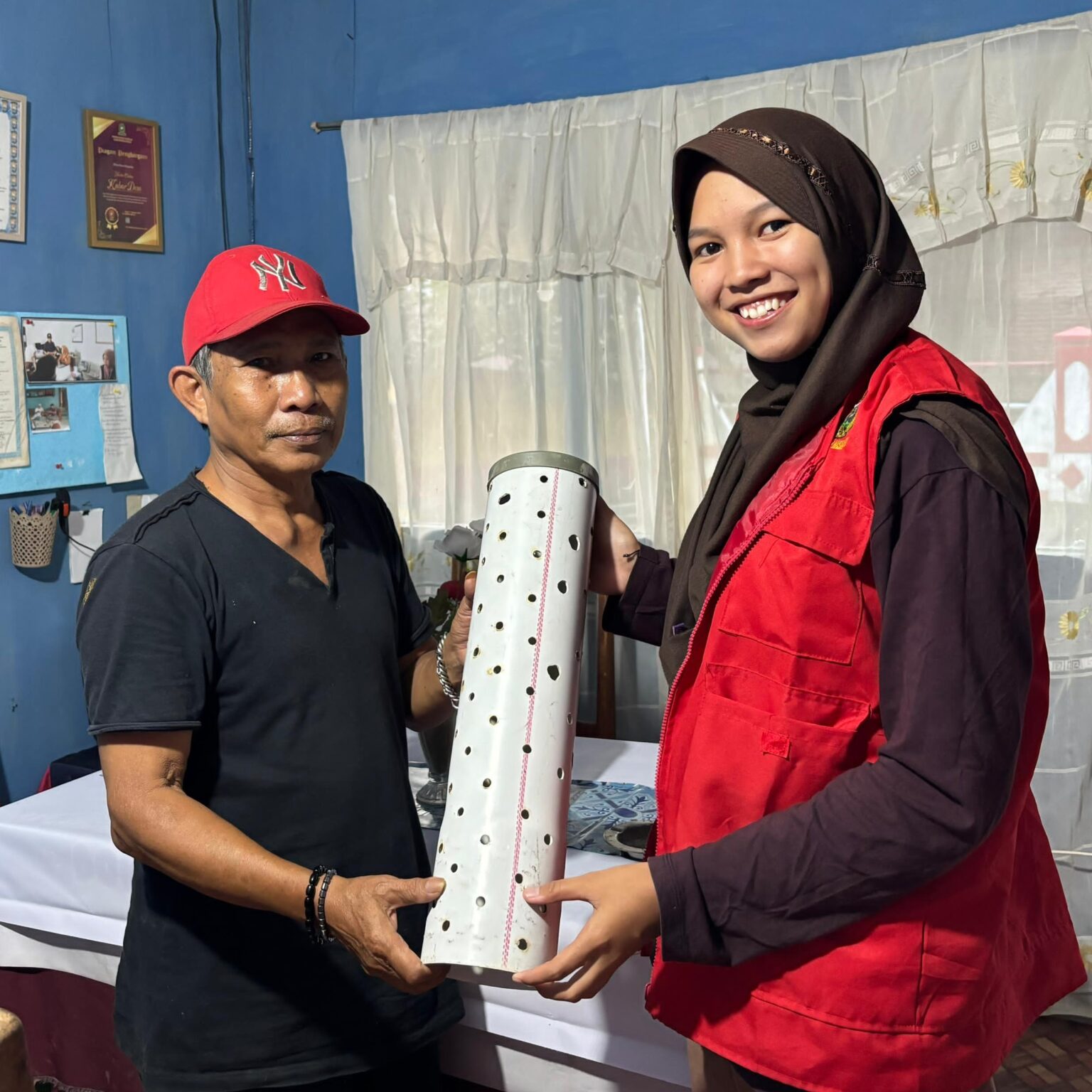 Vina Apriani, Mahasiswi KKN Tematik Unhas, Aplikasikan Alat Resapan Biopori Tepat Guna Di Desa ...